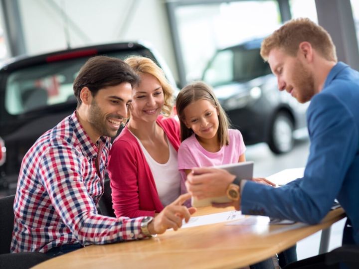 Family_Buying_a_Vehicle_b - Billion Auto Group