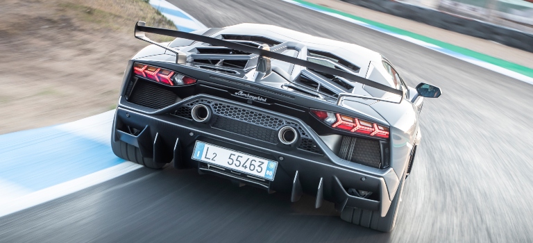 Do Lamborghini supercars require special tires?
