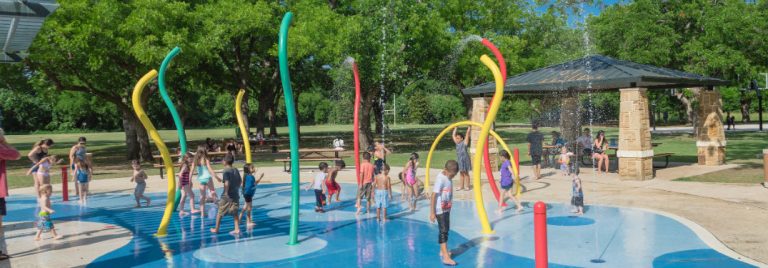 What are the hours for free splash pads in Austin TX